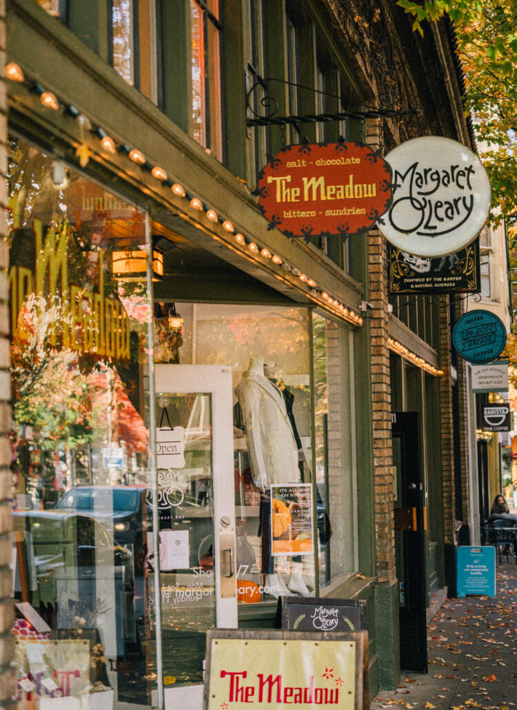 Visiting the Portland ROSE Garden (Helpful Local's Guide & Tips)