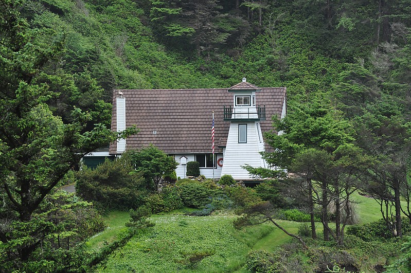 11 ICONIC Lighthouses on the Oregon Coast (+Interesting History)