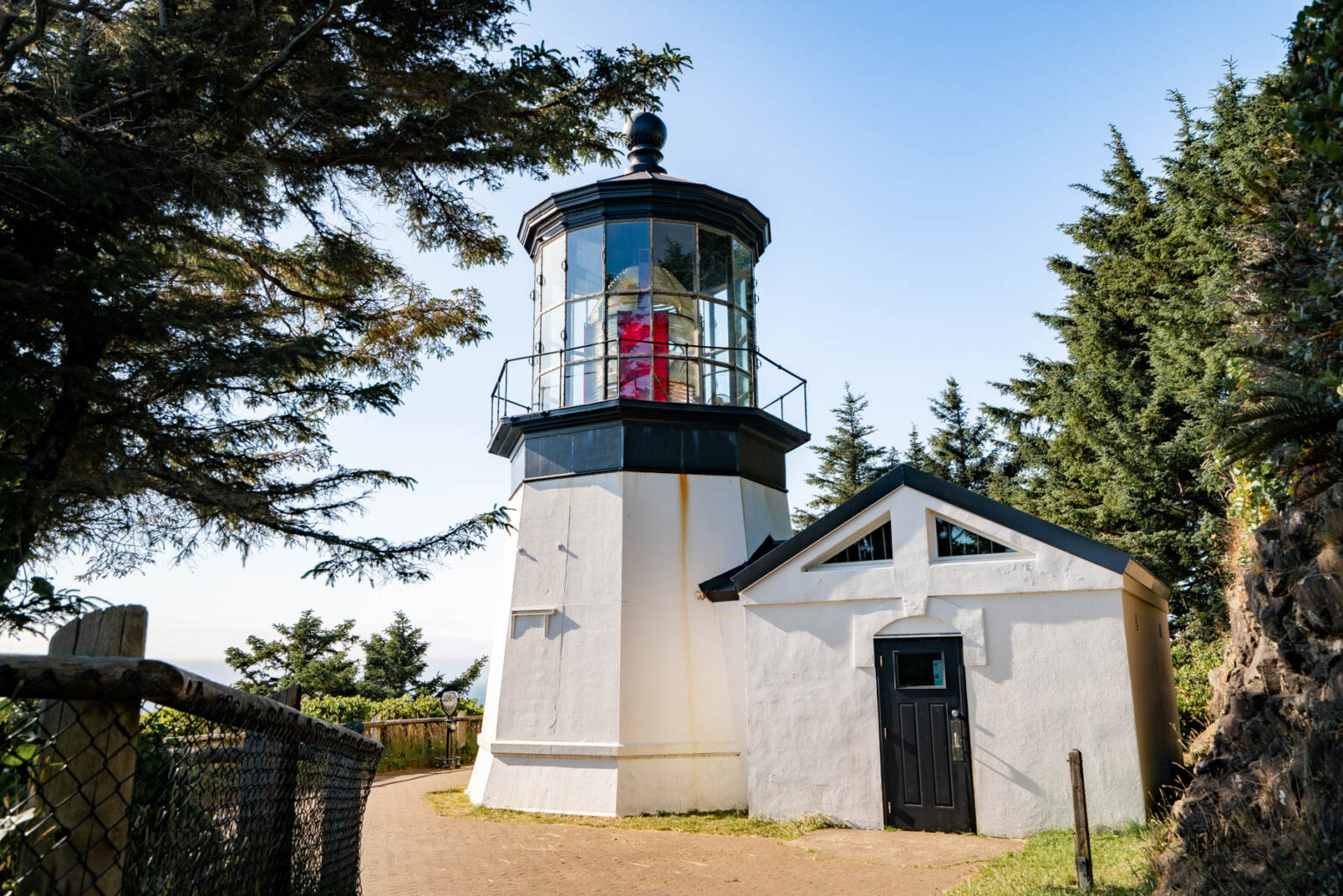 11 ICONIC Lighthouses on the Oregon Coast (+Interesting History)