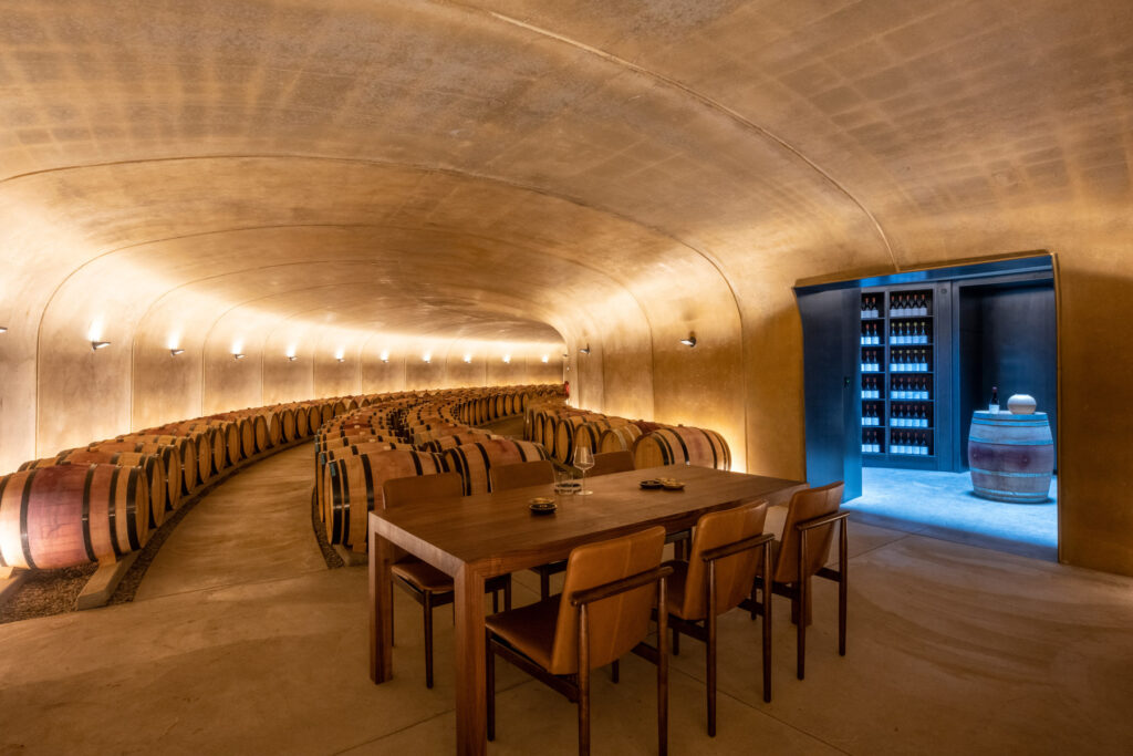 15 OUTSTANDING Oregon Wineries (Thirsty Local's Guide)