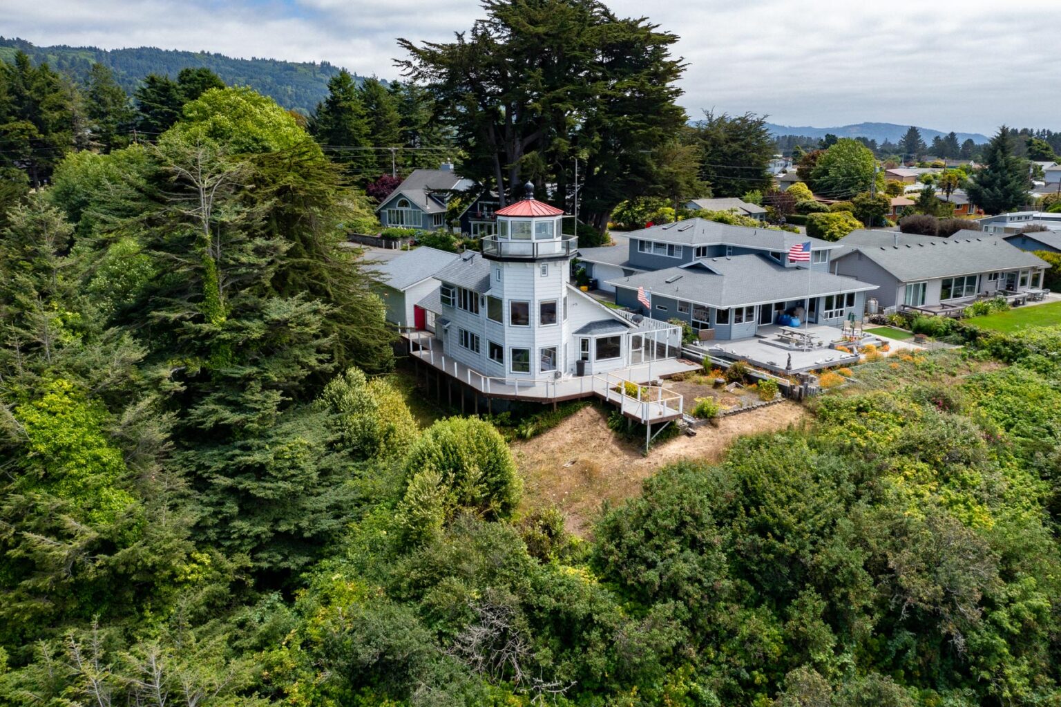 11 ICONIC Lighthouses on the Oregon Coast (+Interesting History)