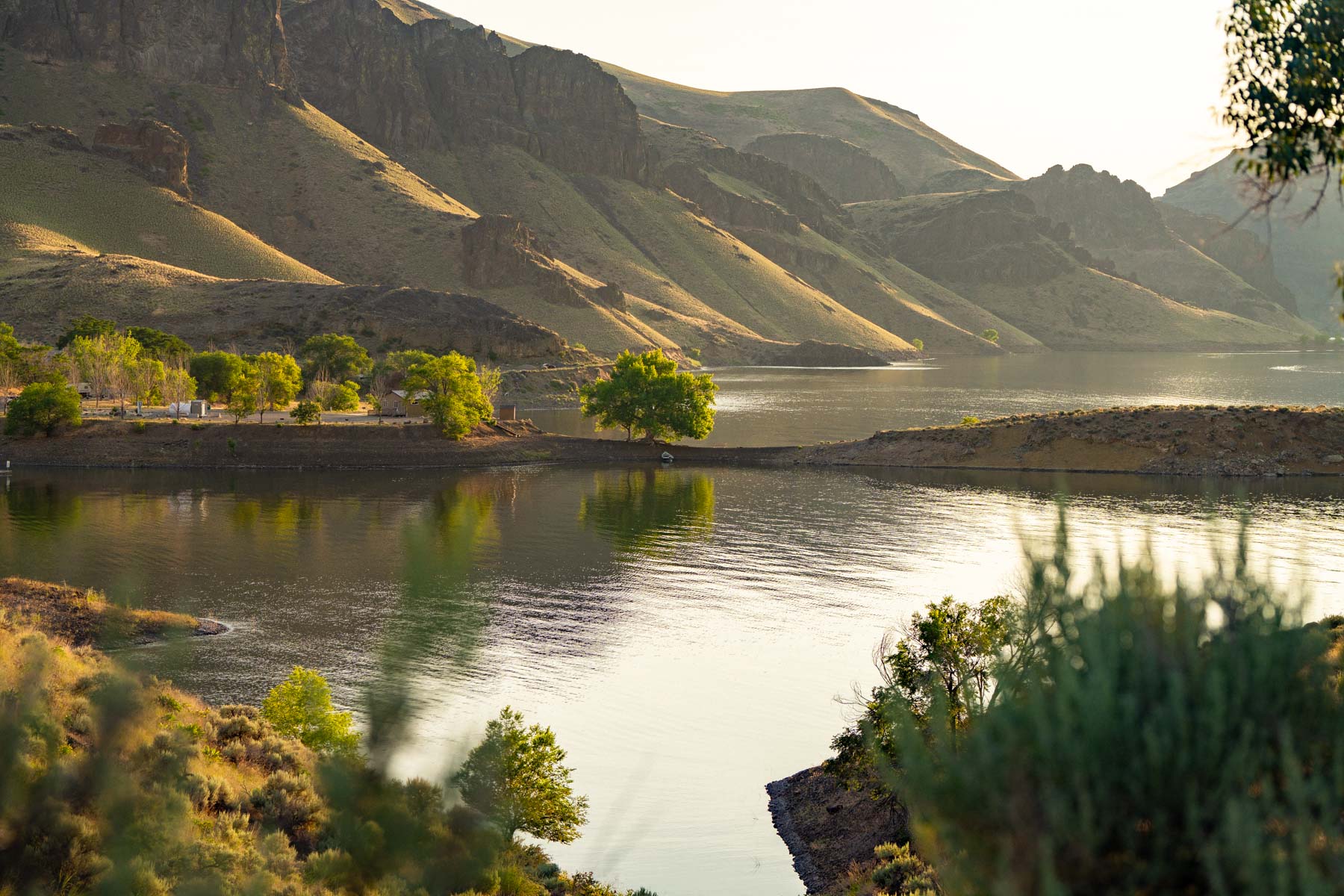 15 LEGENDARY Oregon Lakes Perfect for Summer (+ Photos)