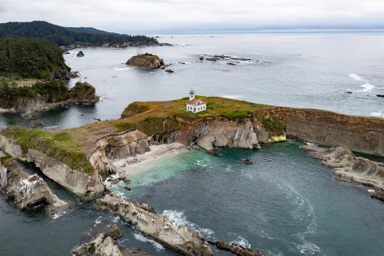 11 ICONIC Lighthouses on the Oregon Coast (+Interesting History)