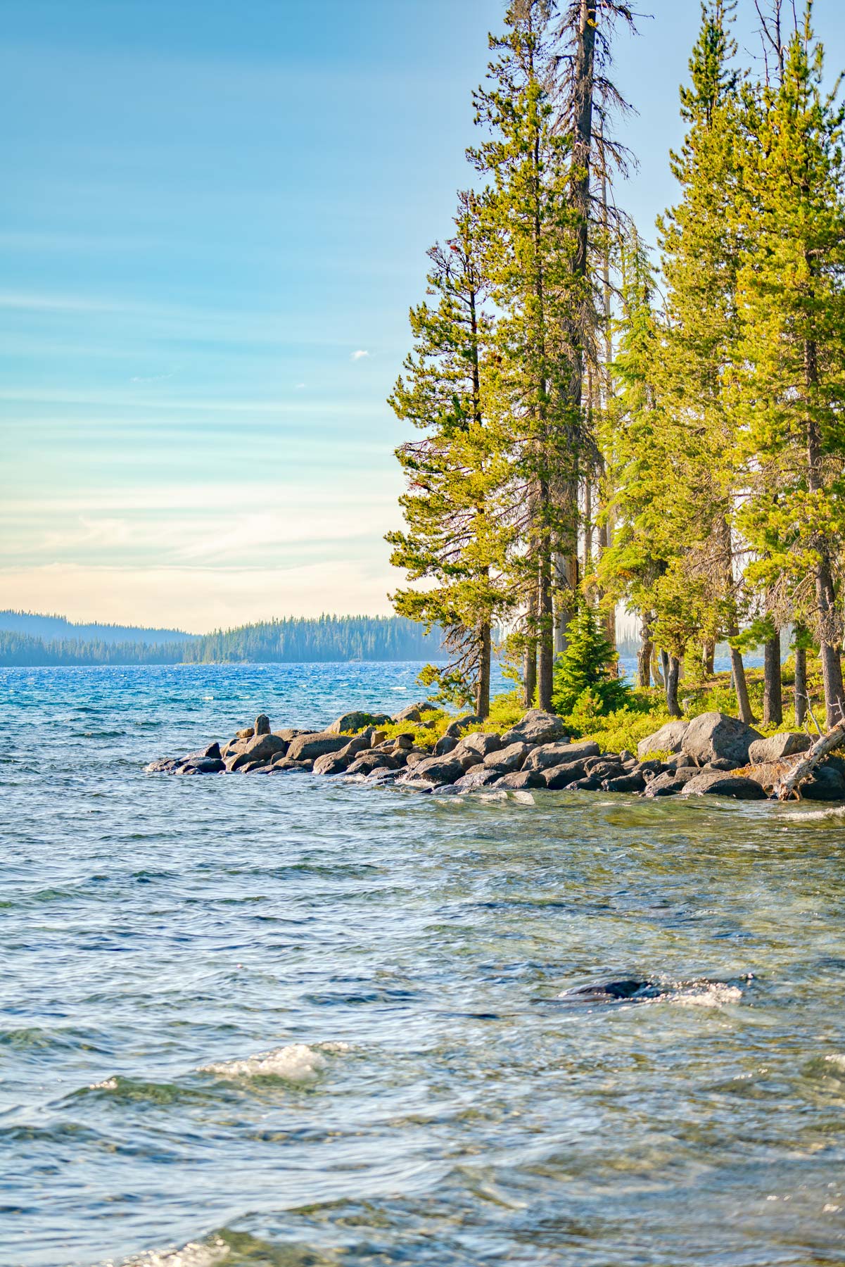 15 LEGENDARY Oregon Lakes Perfect for Summer (+ Photos)