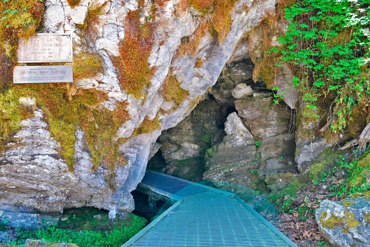 15 EPIC Oregon Caves to Explore This Summer (Local's Guide)