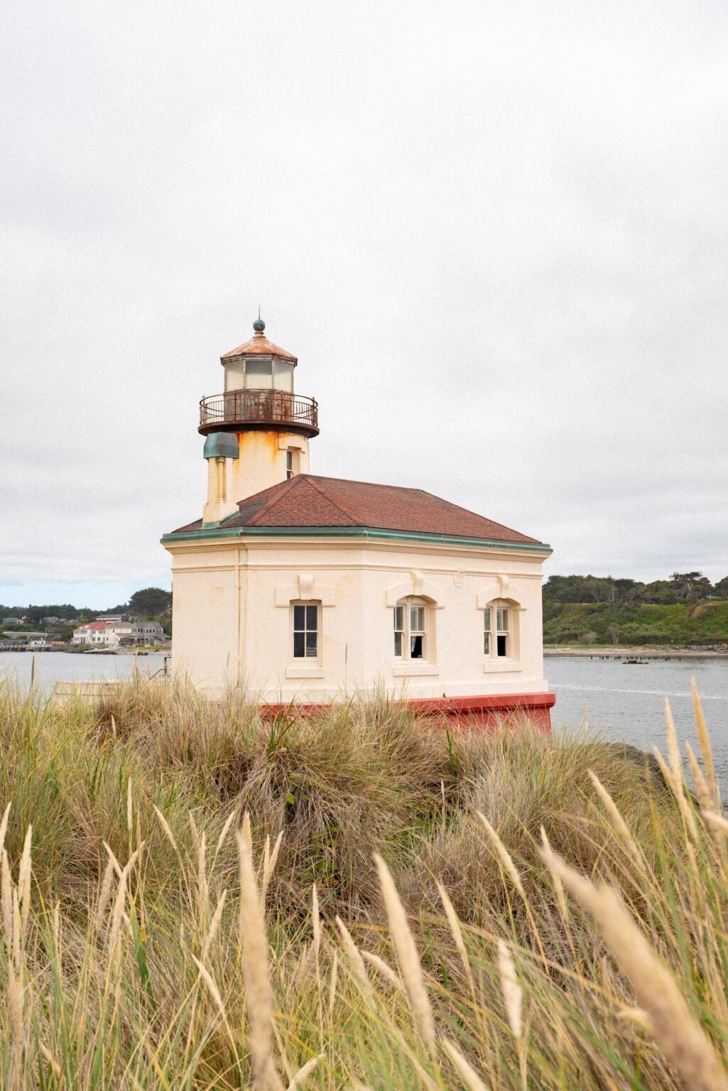 11 ICONIC Lighthouses on the Oregon Coast (+Interesting History)